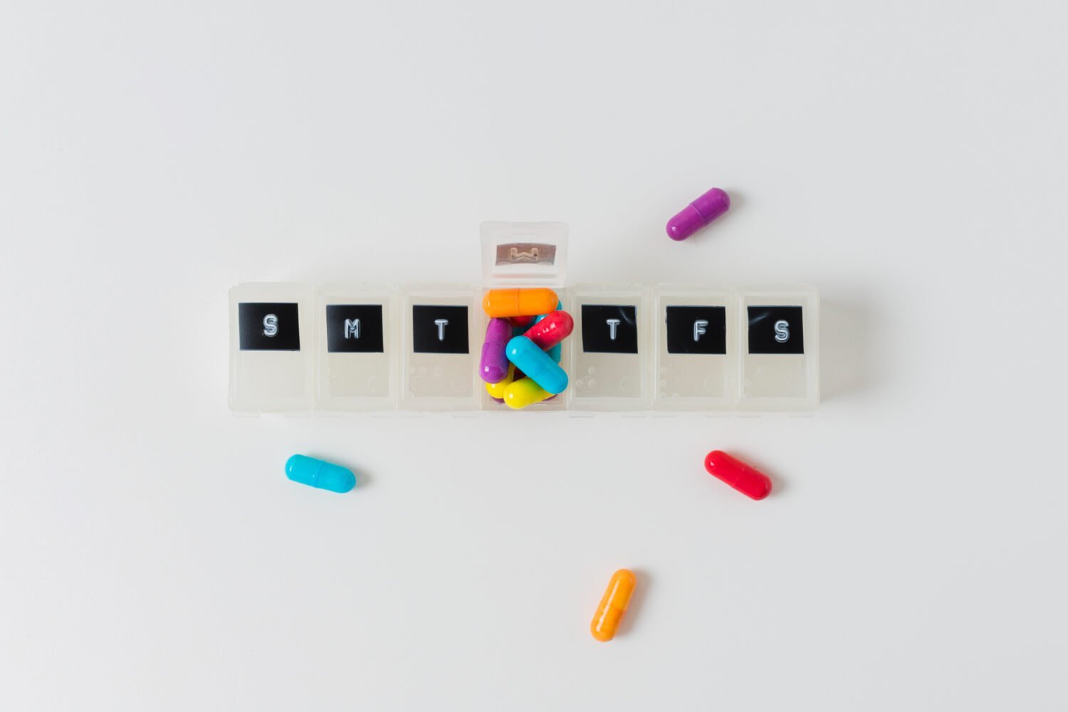 How to Coordinate Vitamins & Medications With a Pill Tracker